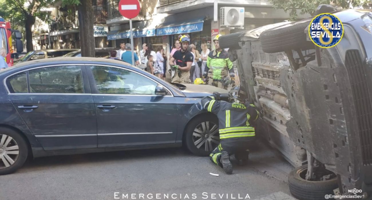 Aparatoso accidente en Sevilla: un coche volcado y dos heridos ...
