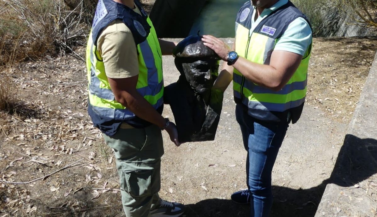 El busto robado de Pepe el del Vapor aparece tirado en una carretera de El Puerto