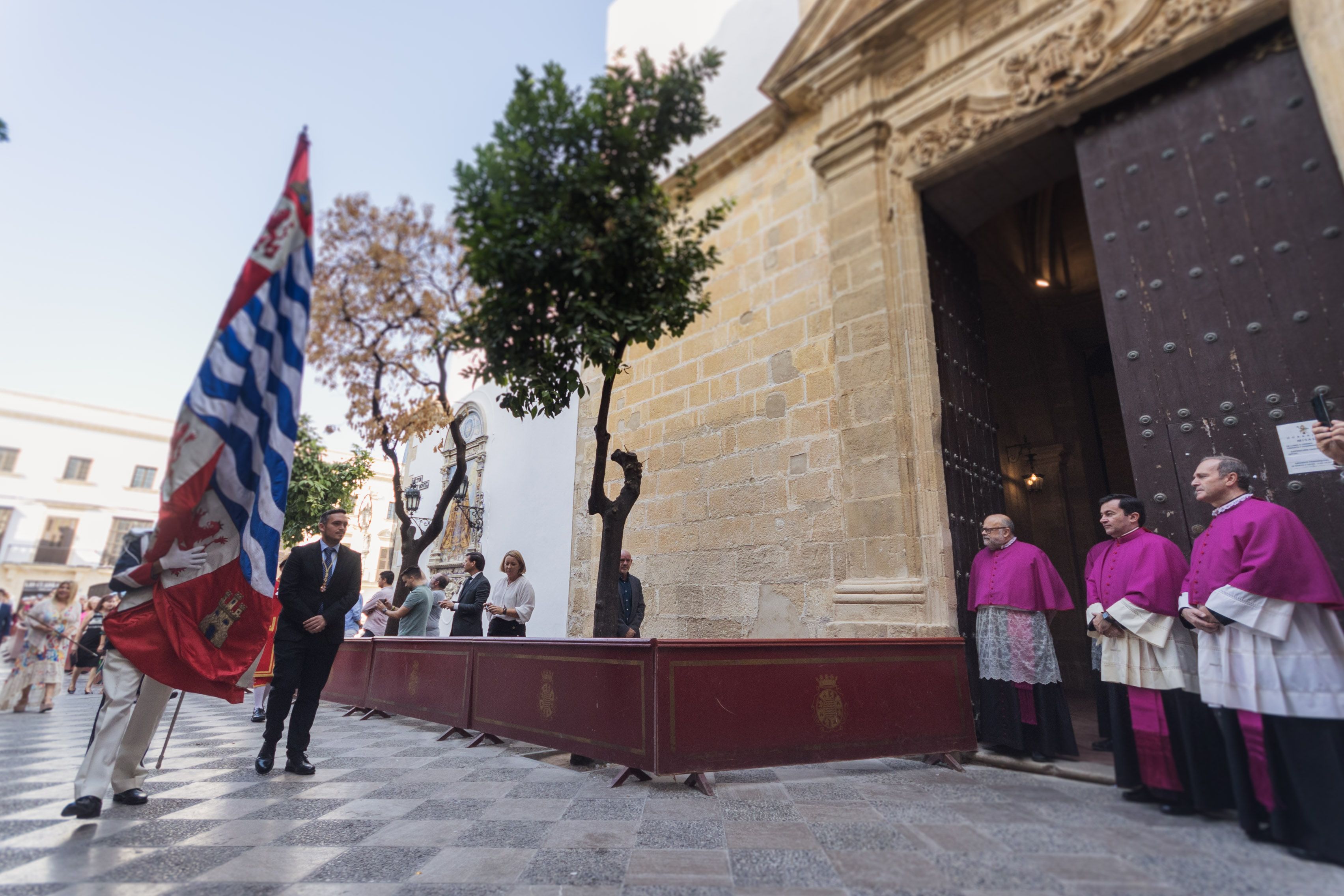 Así ha sido el traslado a la iglesia de San Dionisio del pendón de Jerez