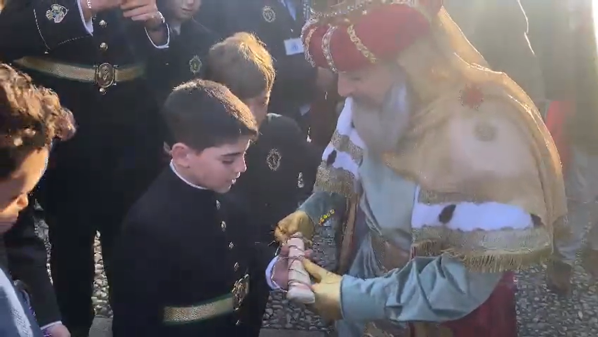 El emotivo momento entre Melchor y un joven músico en la cabalgata de ...