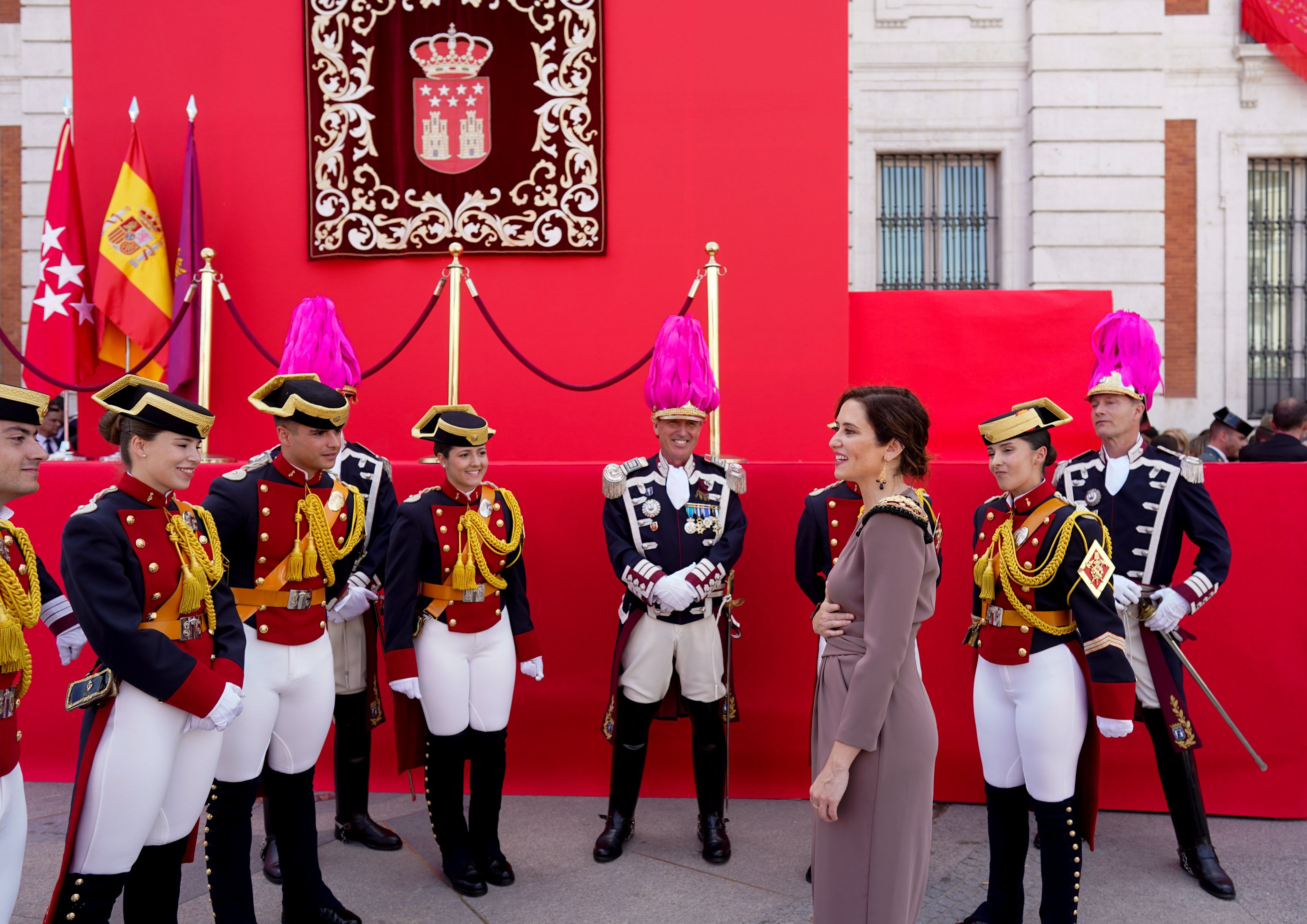 El 'procès' de Ayuso: prohíbe subir al escenario al ministro Bolaños y coloca a Feijóo a su lado