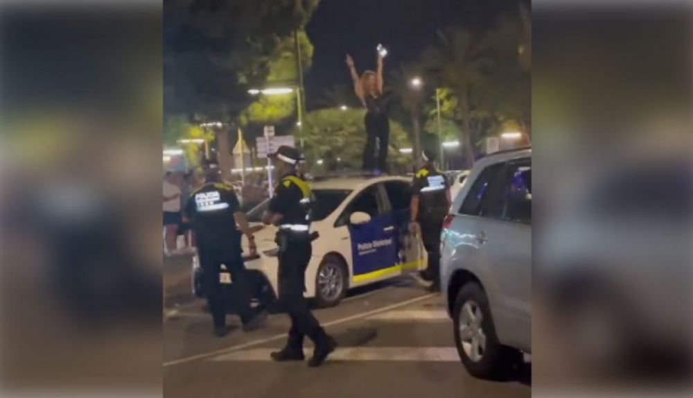 Perreo en un coche de la Policía: una mujer se pone a bailar en el ...