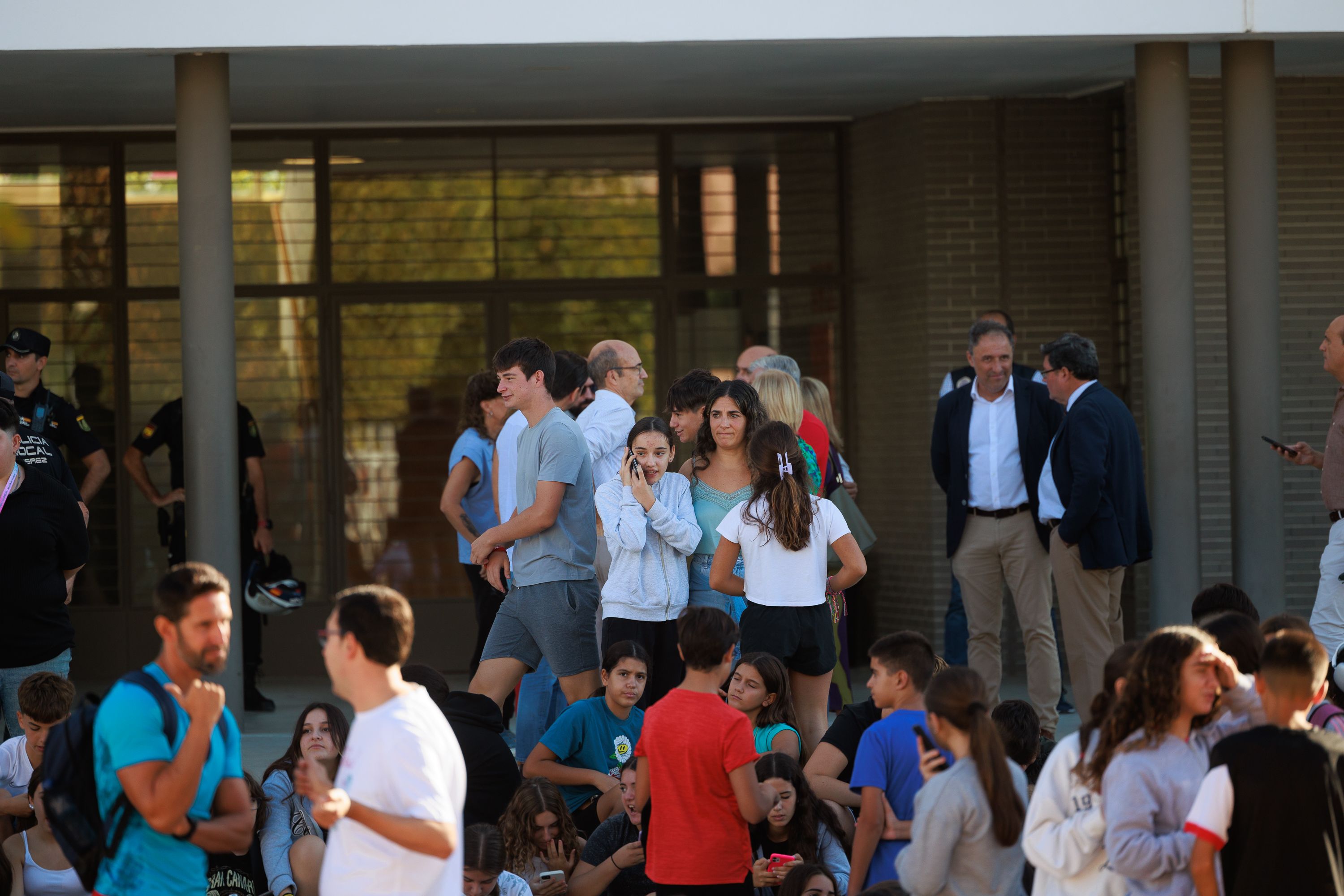 Las imágenes del pánico vivido en el instituto Elena García Armada