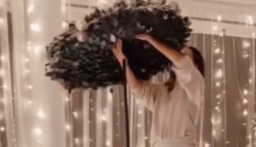 El árbol de Navidad viral que causa sensación por montarse en 10 segundos