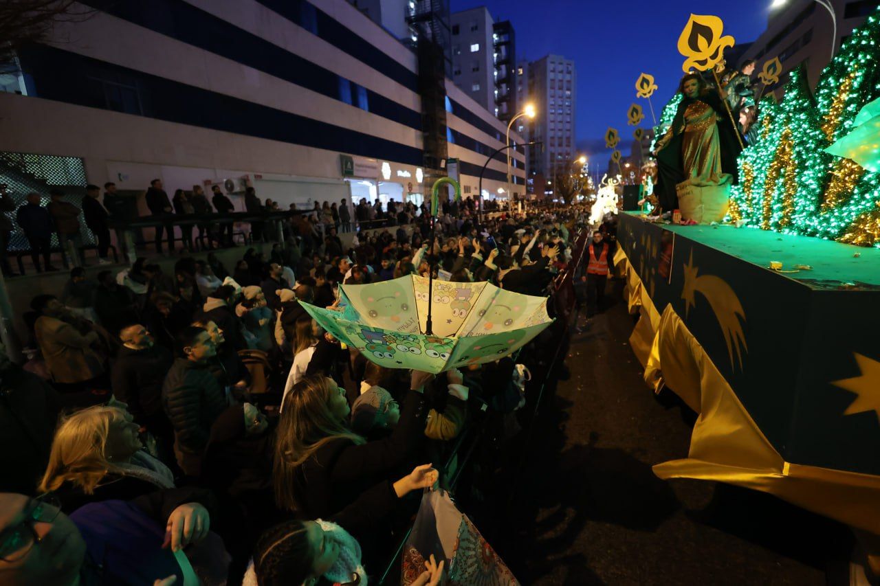 A toda velocidad: la Cabalgata de Cádiz luce bonita, pero demasiado veloz