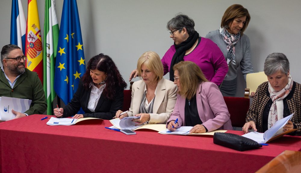 Imágenes de la firma del convenio entre el Ayuntamiento de Jerez y las trabajadoras de Ayuda a ...