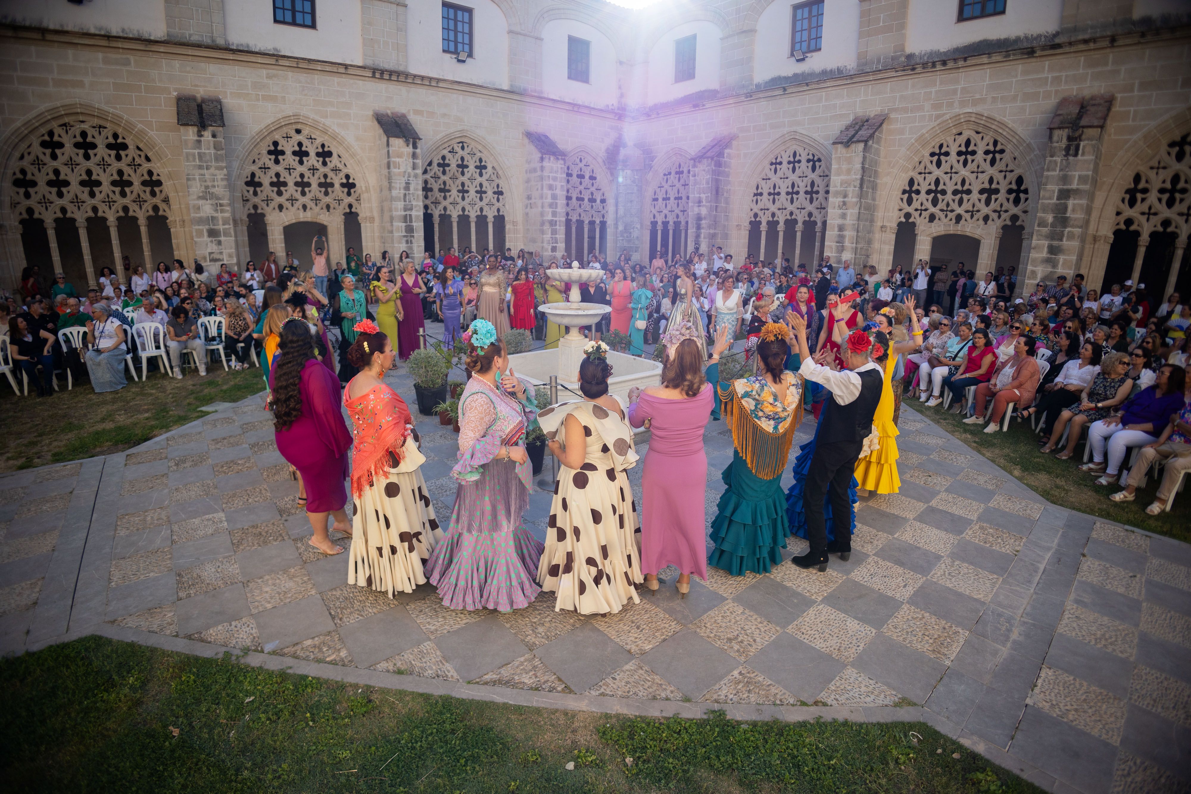 Galería de fotos | Desfile de 'mujeres con arte' en los Claustros de Santo Domingo de Jerez