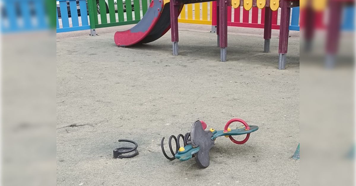 Cuatro semanas con un columpio roto y tirado en un parque de Jerez: "Es ...