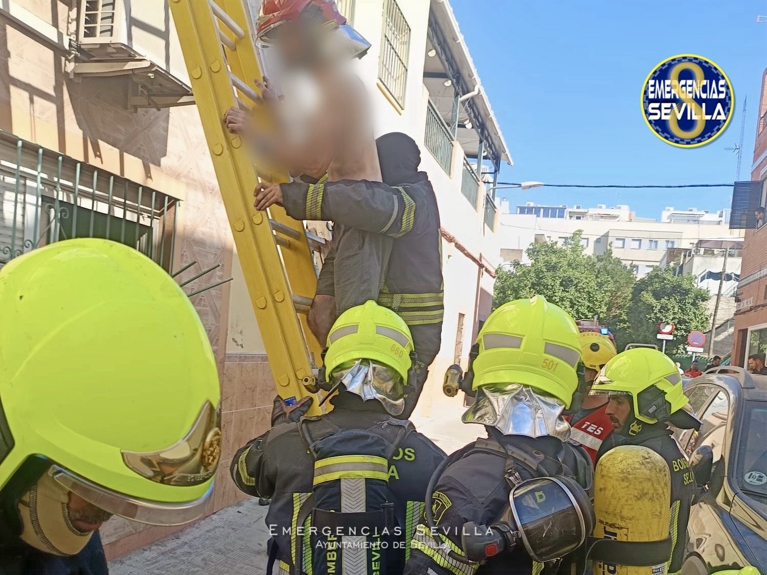 Rescate agónico en un incendio en Sevilla: vecinos y bomberos logran romper las rejas para ...