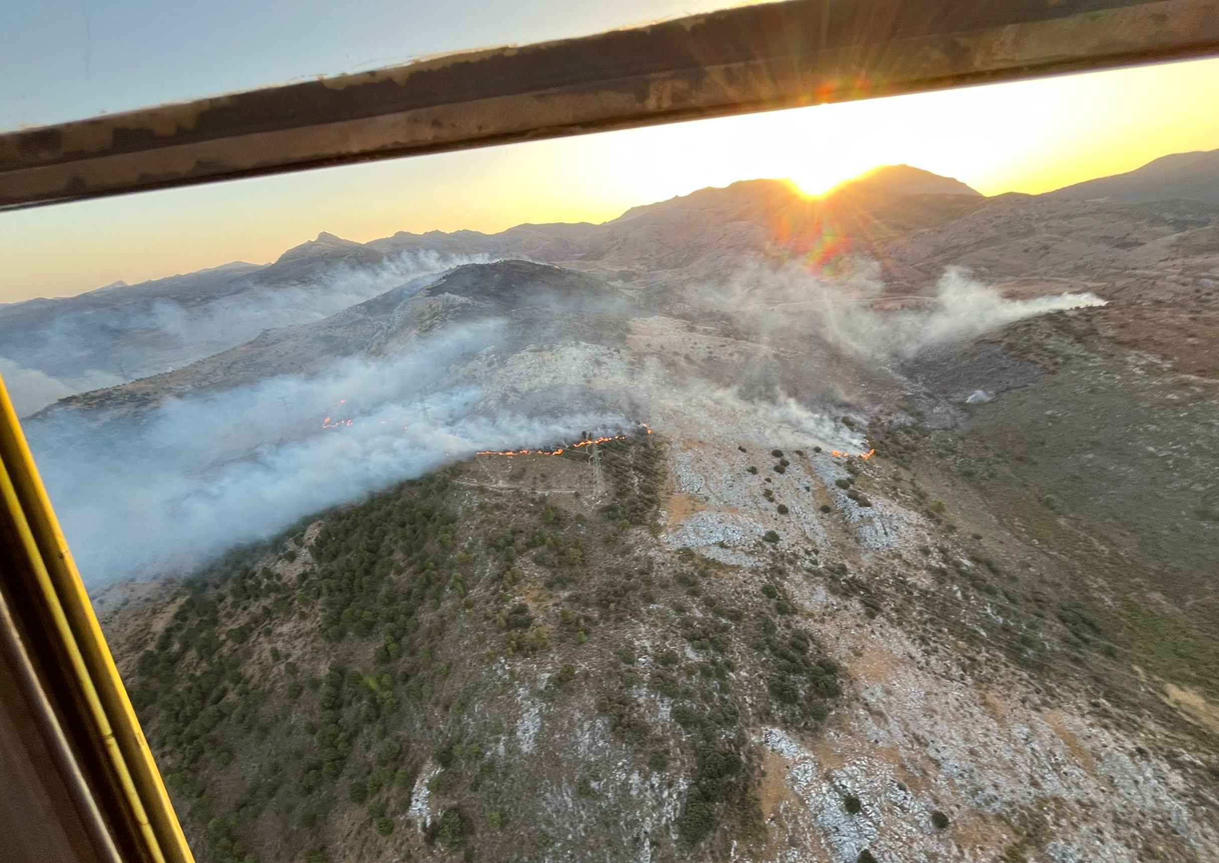 Arde la Serranía de Ronda: decenas de bomberos luchan contra las llamas desde esta madrugada
