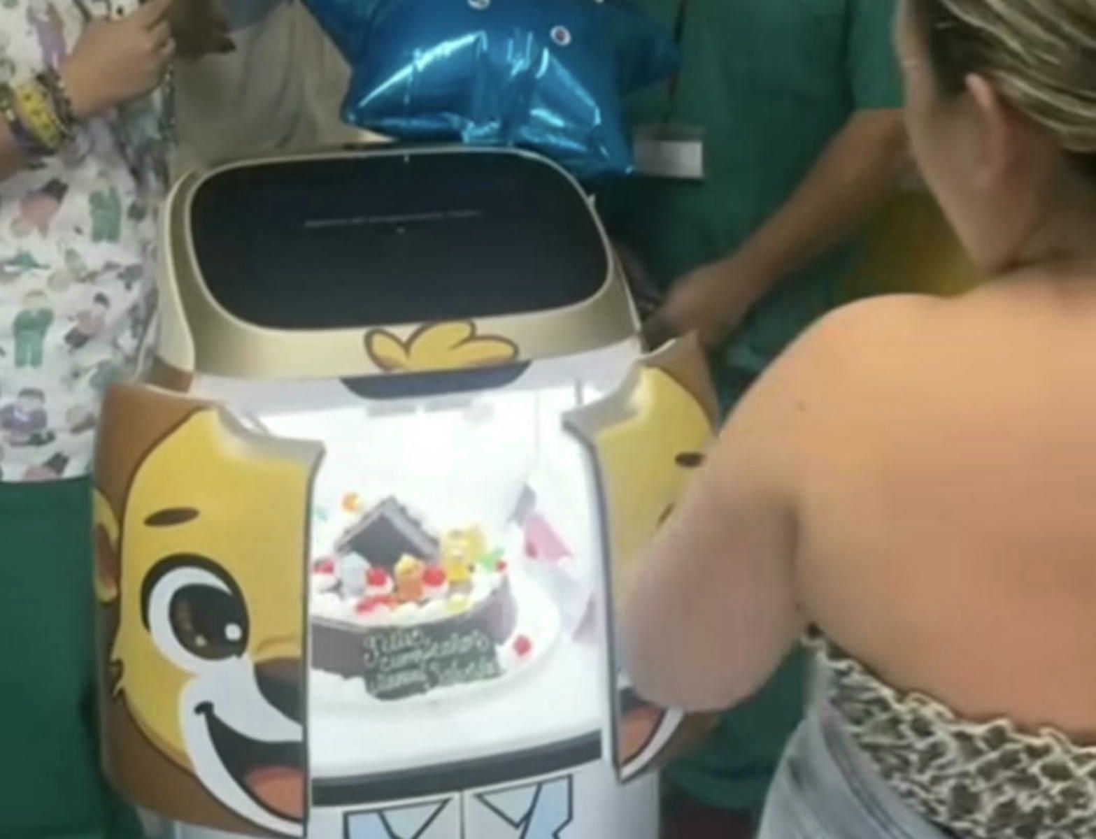 Un robot lleno de regalos: la emotiva sorpresa de un hospital andaluz a un niño en su primer ...