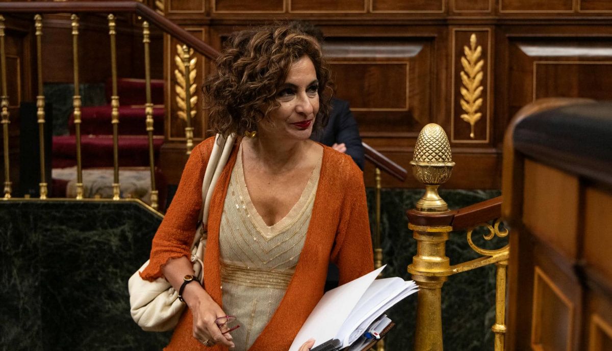 María Jesús Montero dice que pone la mano en el fuego por su jefe de gabinete