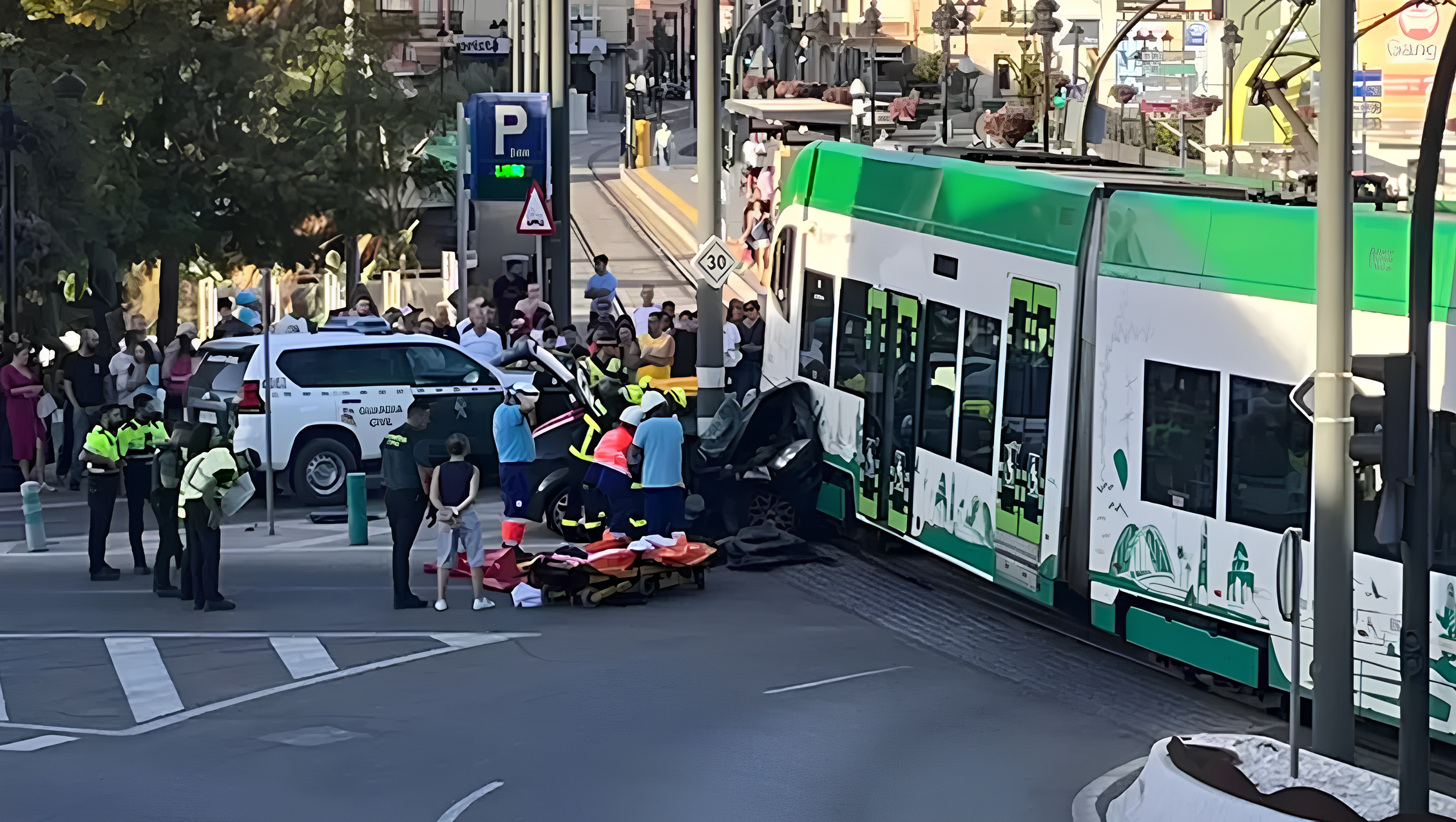 Fuerte accidente en Chiclana: el Trambahía arrolla a un coche que se había saltado un semáforo
