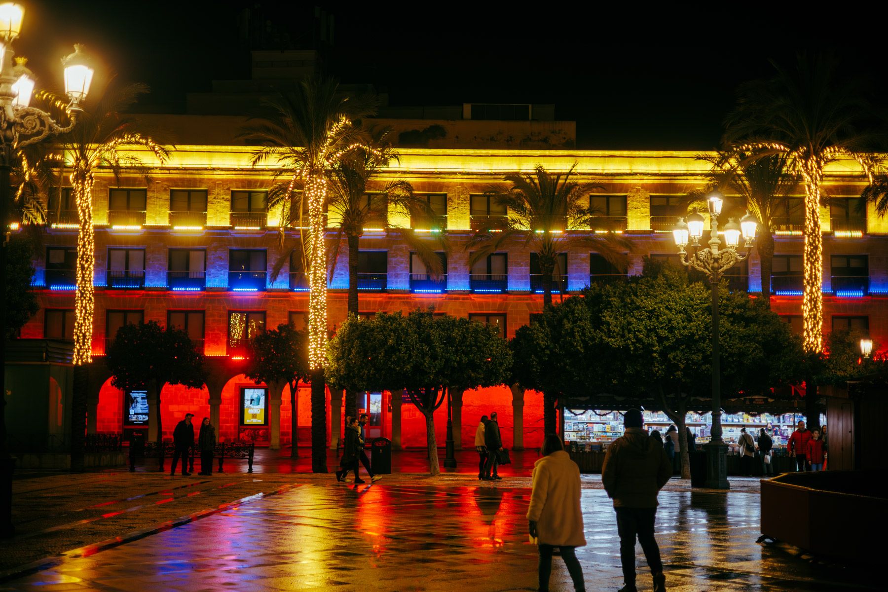 Jerez ilumina uno de sus edificios principales con la bandera de Venezuela