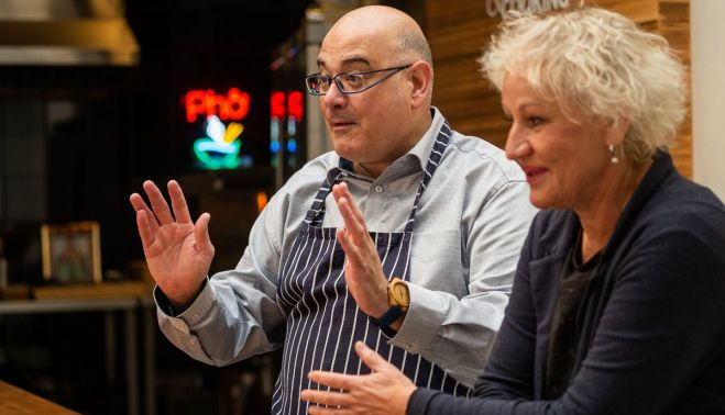 'Learning and cooking', los cocineros que enseñan español en Rota