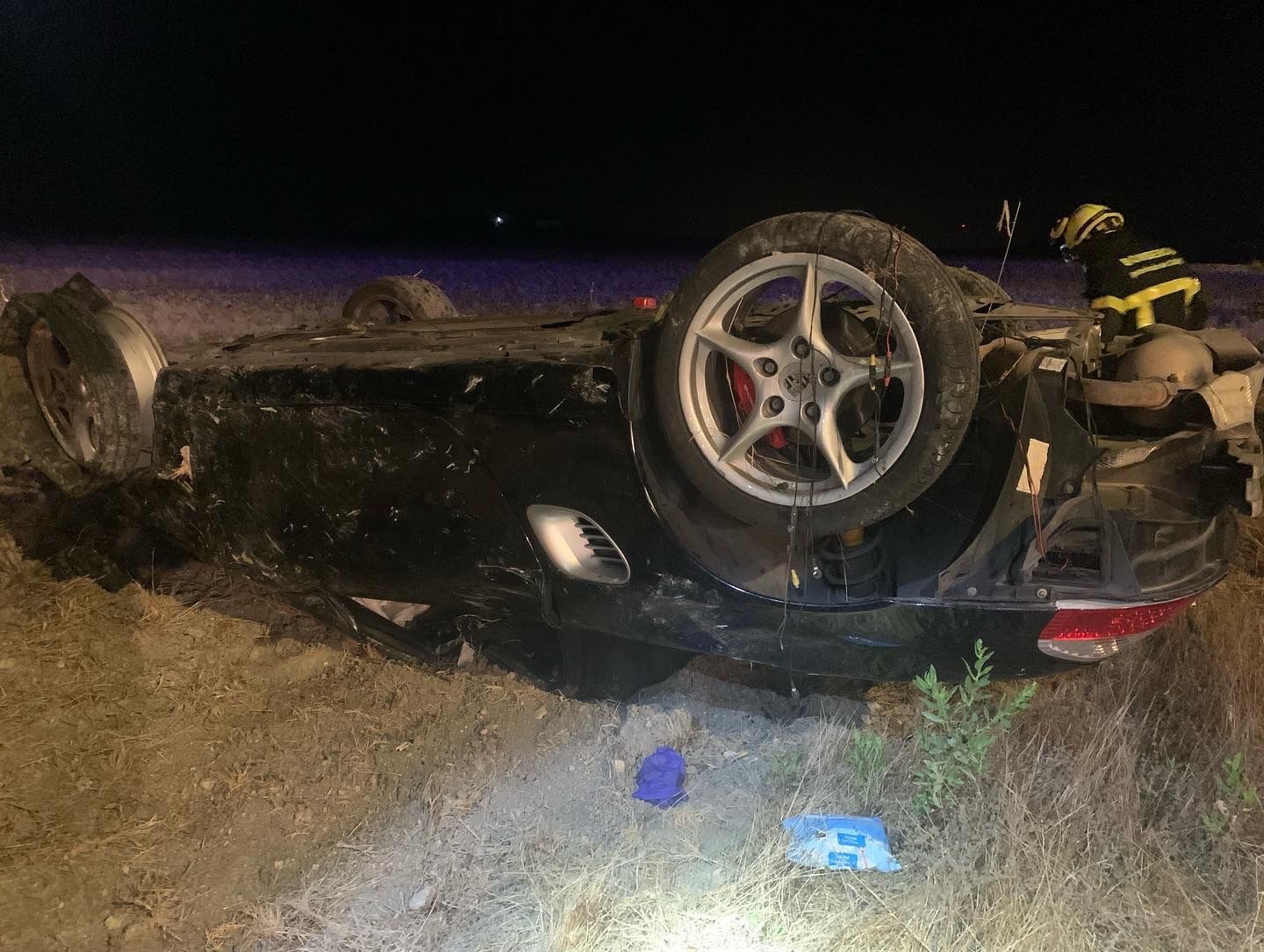 Vuelco de un coche en la rotonda de entrada a Sanlúcar: una persona ...
